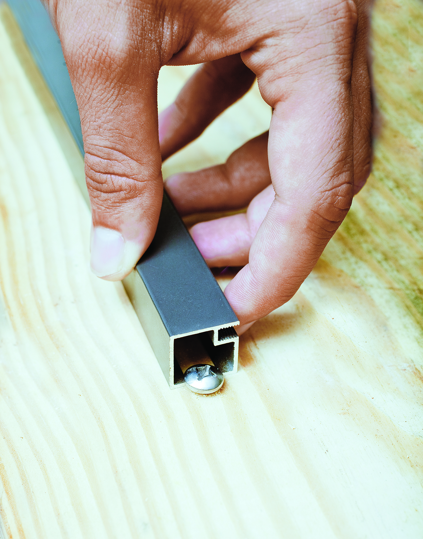 Low-Profile Screen Track