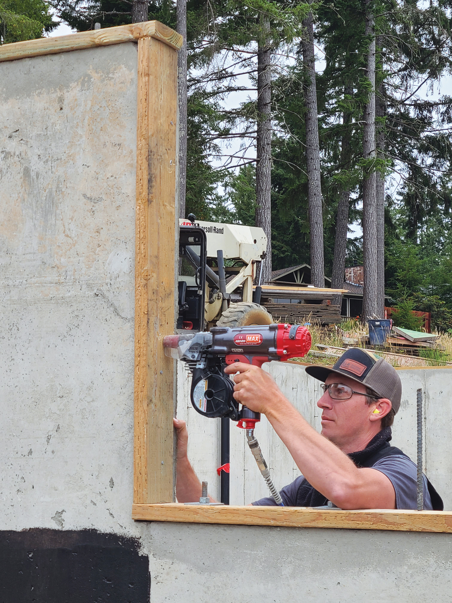 Max HN120 PowerLite High Pressure Concrete Pinner