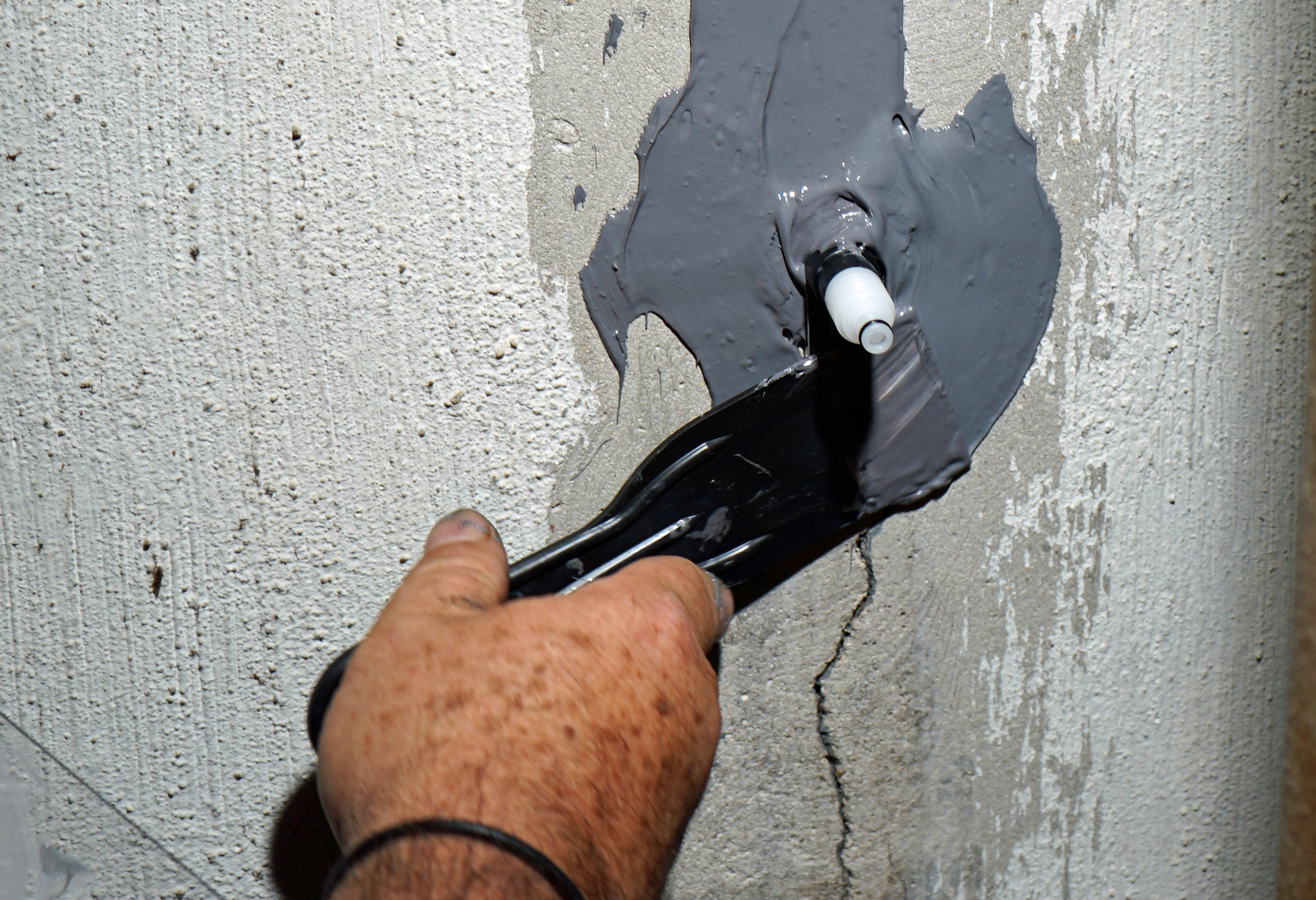 Sealing Foundation Cracks With Epoxy