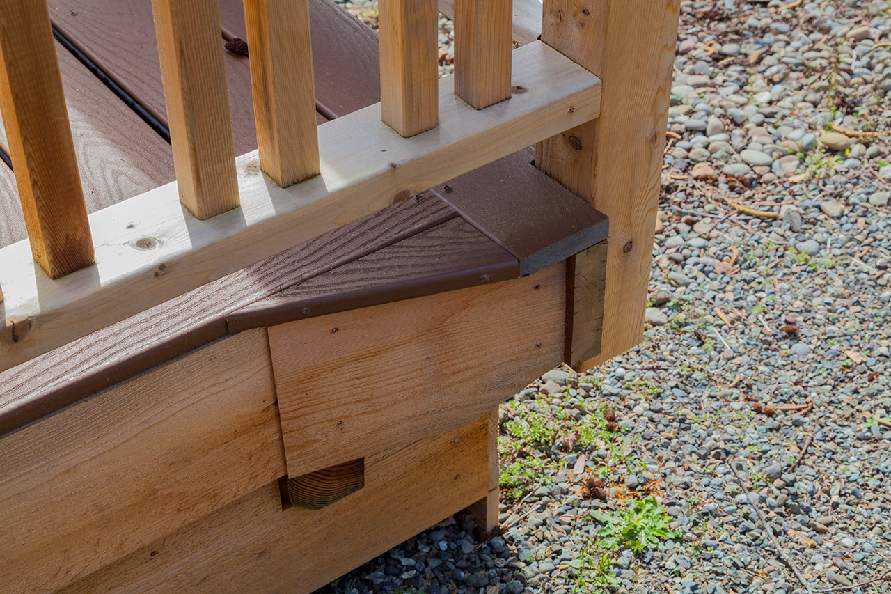 A Single Corner Post Detail for Fascia-Mounted Guard Posts